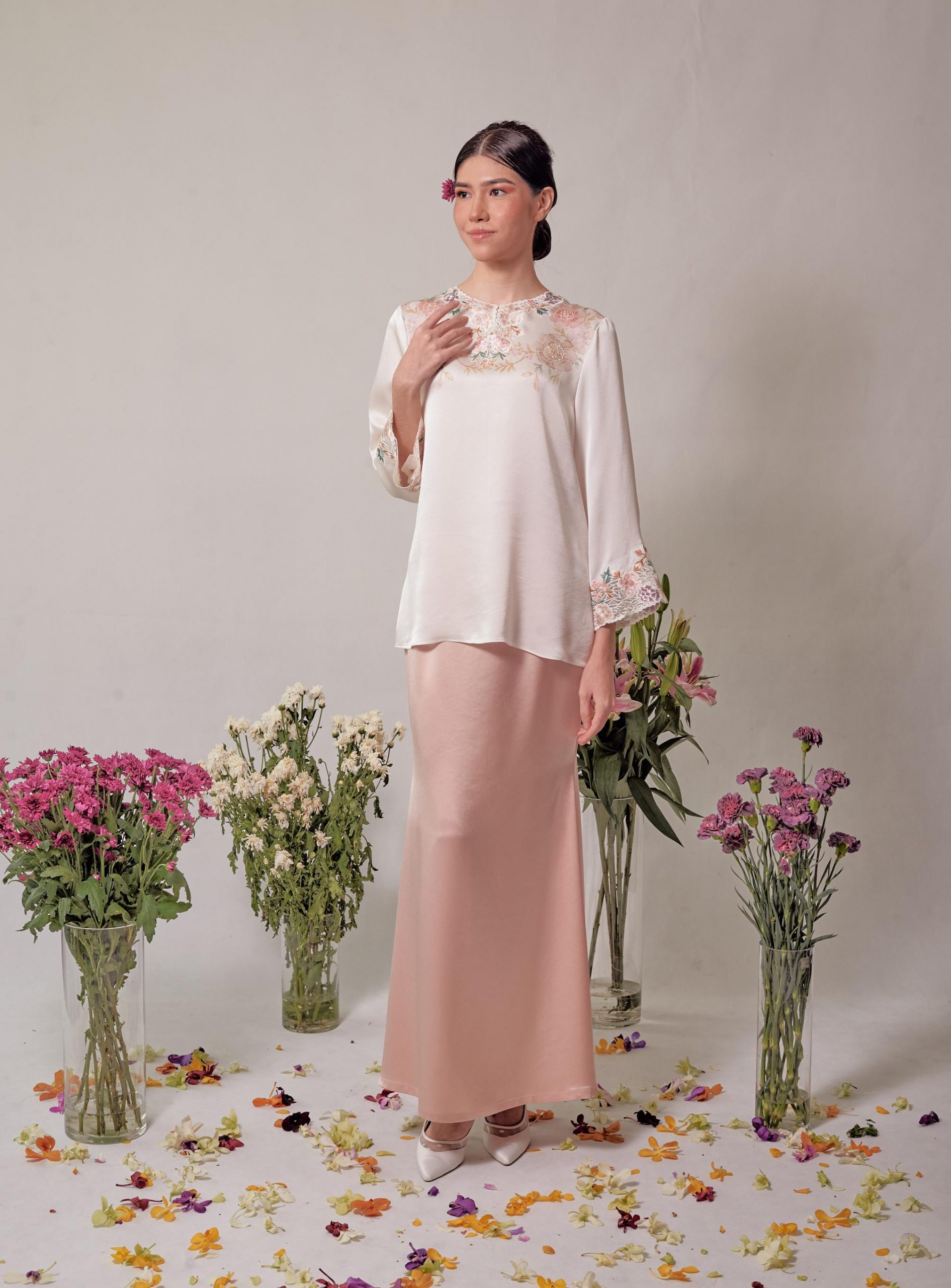 BATIK CARNATION OFF WHITE – Merahjambu