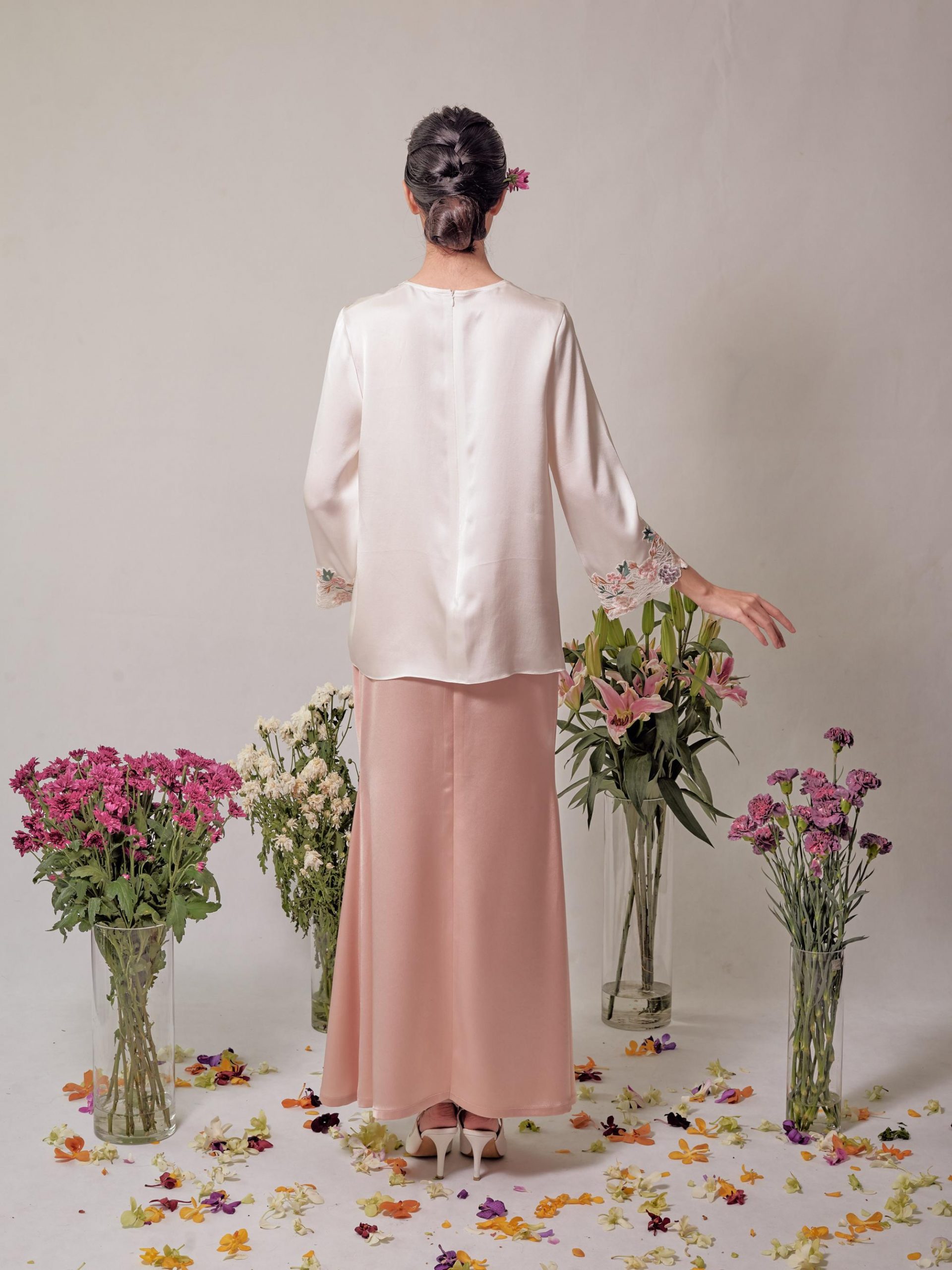 BATIK CARNATION OFF WHITE – Merahjambu