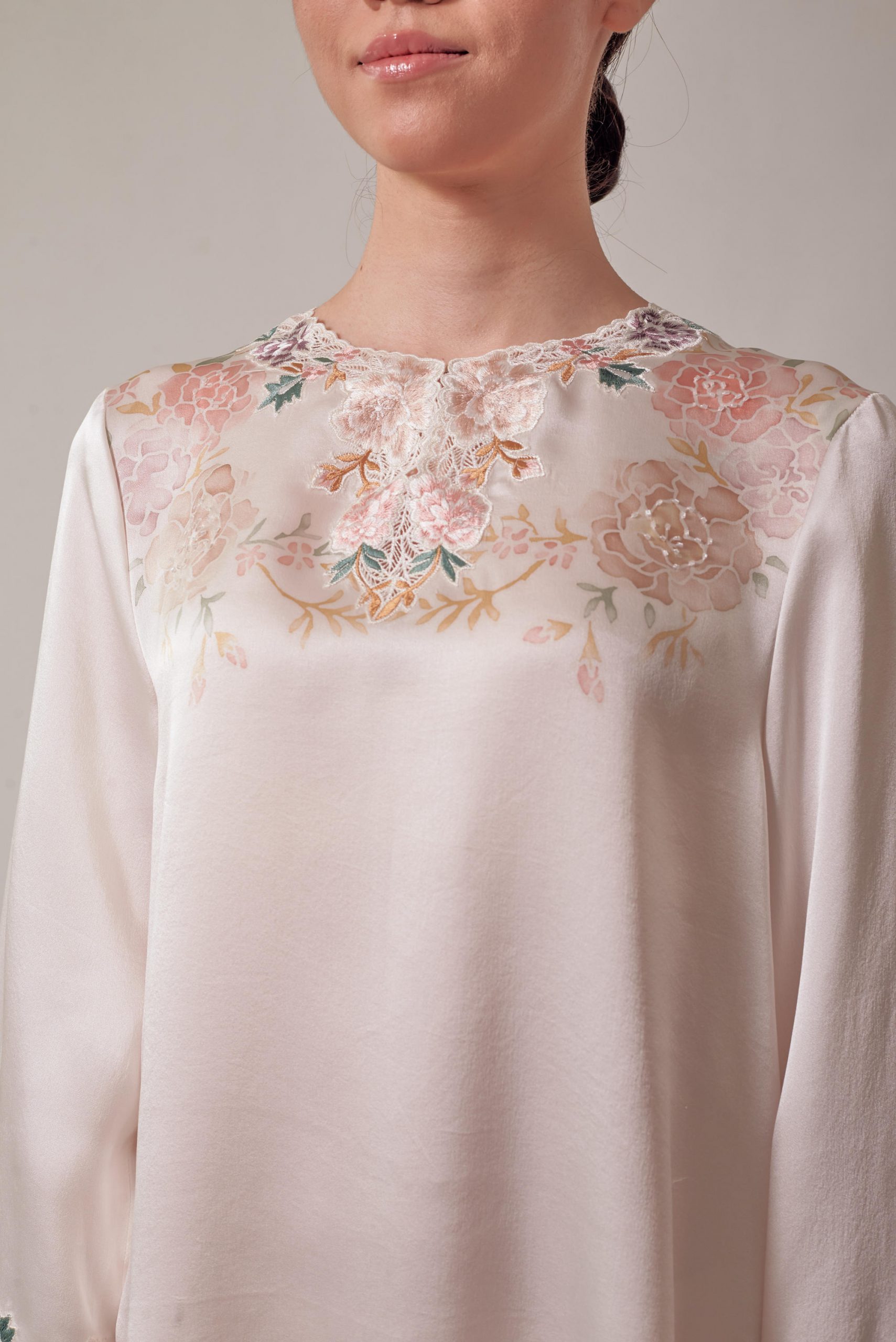 BATIK CARNATION OFF WHITE – Merahjambu